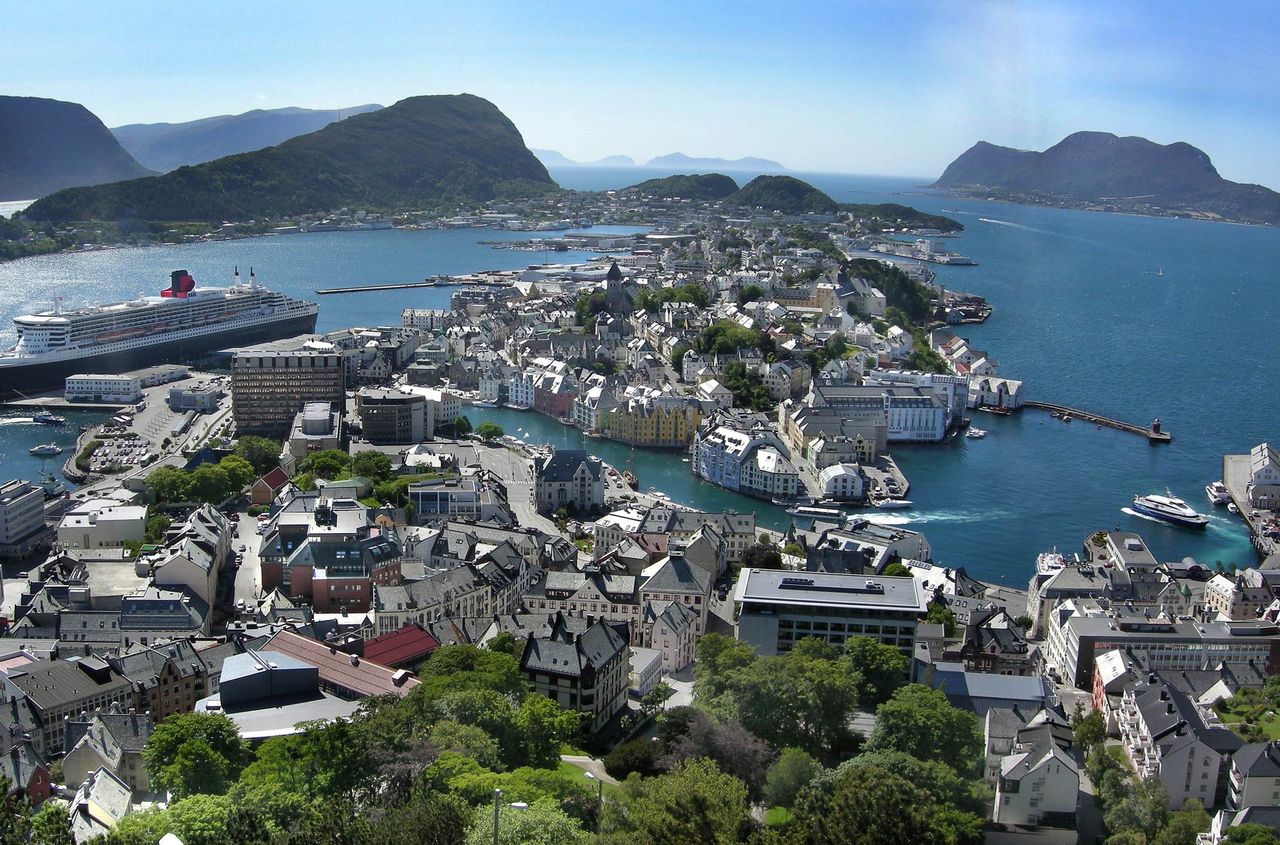 Hop-On Hop-Off Bus Alesund | Official City Sightseeing© Tour 2018